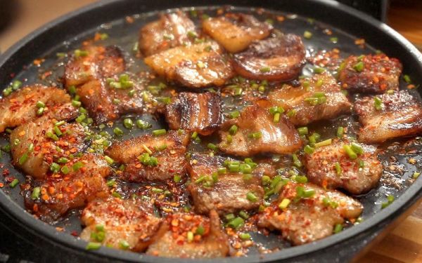 电饼铛烤五花肉怎么做_电饼铛烤五花肉用不用放油-第1张图片-山城妙识