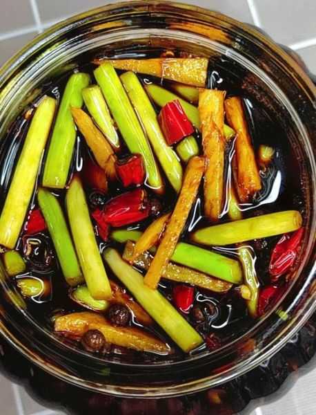 糖醋腌蒜薹的做法_能保存多久-第1张图片-山城妙识 糖醋腌蒜薹的做法_能保存多久-第1张图片-山城妙识