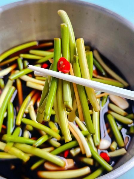 糖醋腌蒜薹的做法_能保存多久-第2张图片-山城妙识 糖醋腌蒜薹的做法_能保存多久-第2张图片-山城妙识