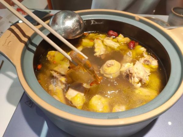 炖鸡汤要不要焯水_焯水后汤还鲜吗-第1张图片-山城妙识