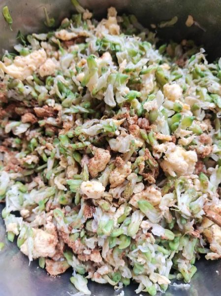 槐花鸡蛋饺子馅怎么做_槐花鸡蛋饺子馅怎么做好吃-第1张图片-山城妙识