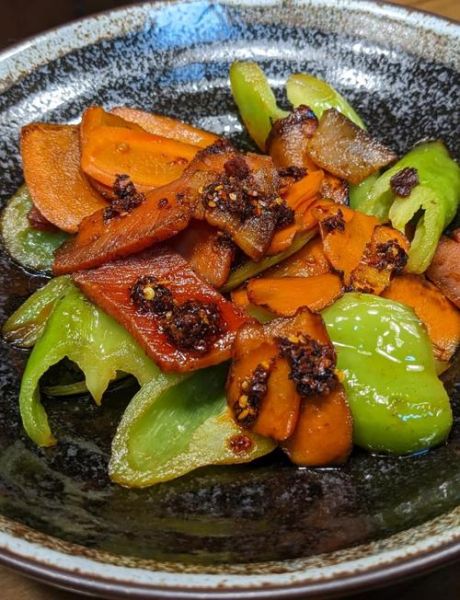 青椒胡萝卜炒肉丝怎么做_青椒胡萝卜炒肉丝热量高吗-第1张图片-山城妙识