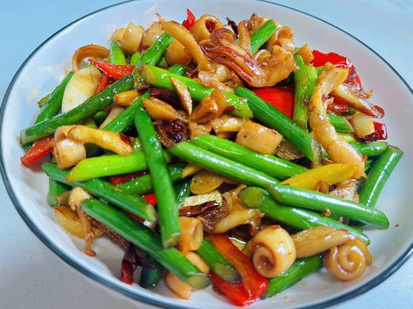 炒鱿鱼配什么菜好吃_炒鱿鱼最佳搭配-第1张图片-山城妙识