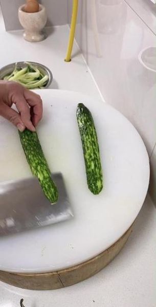蓑衣黄瓜怎么切_蓑衣黄瓜的刀法技巧-第1张图片-山城妙识
