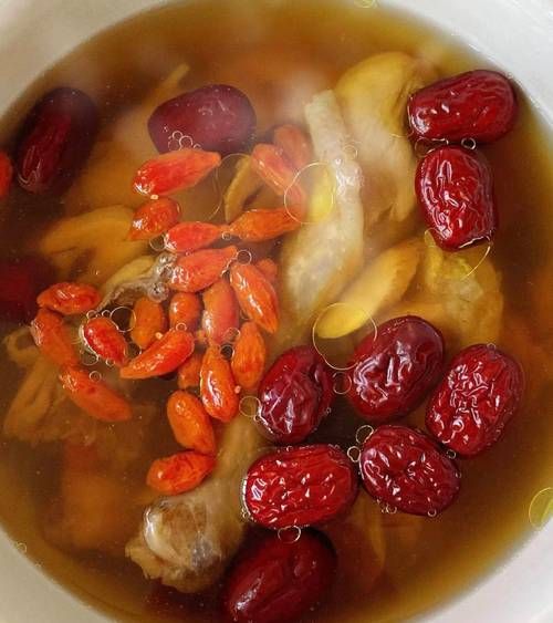枸杞红枣乌鸡汤的功效与禁忌_怎么做最补血-第3张图片-山城妙识