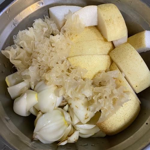 新鲜百合煲汤的做法_百合煲汤要不要焯水-第1张图片-山城妙识