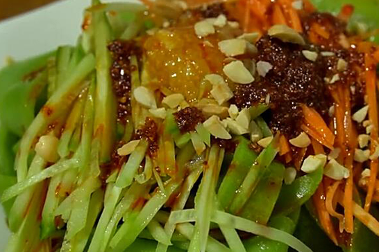 凉皮怎么和面又软又筋_凉皮柔软筋道秘诀-第1张图片-山城妙识