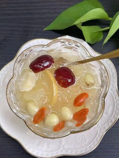 银耳莲子羹的功效与作用_银耳莲子羹适合什么人喝-第1张图片-山城妙识