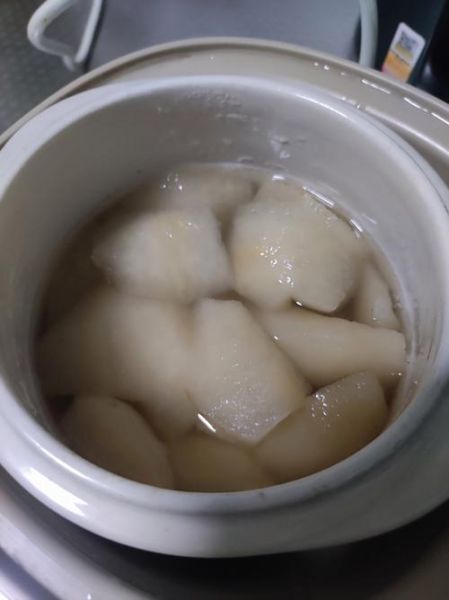 冰糖煮梨怎么做_冰糖煮梨的功效与禁忌-第1张图片-山城妙识
