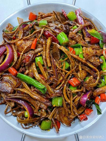 茶树菇青椒炒肉丝怎么做_茶树菇青椒炒肉丝需要焯水吗-第1张图片-山城妙识