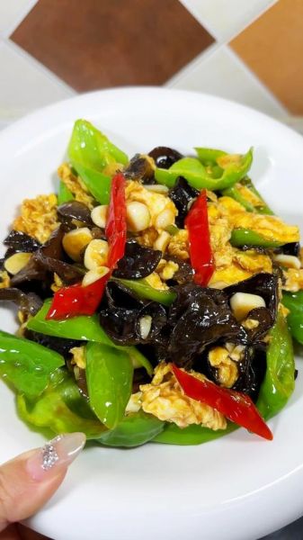 木耳炒辣椒怎么炒好吃_木耳炒辣椒的家常做法-第3张图片-山城妙识