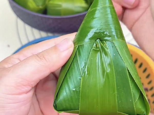 手工三角粽子怎么包_三角粽子的详细包法图解-第3张图片-山城妙识