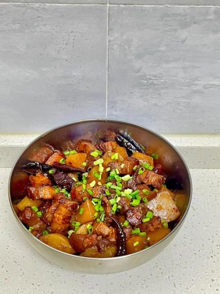 红烧肉土豆怎么做_红烧肉土豆的家常做法-第3张图片-山城妙识