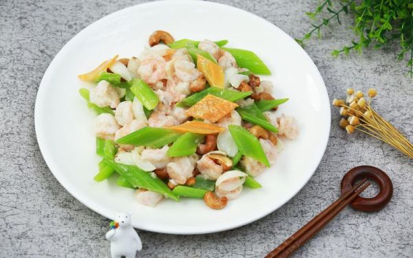 西芹百合炒虾仁是什么菜系_家常做法详解-第3张图片-山城妙识 西芹百合炒虾仁是什么菜系_家常做法详解-第3张图片-山城妙识