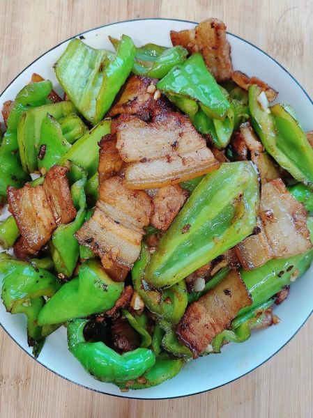 青椒炒肉先放肉还是先放青椒_家常做法怎么炒才嫩-第3张图片-山城妙识
