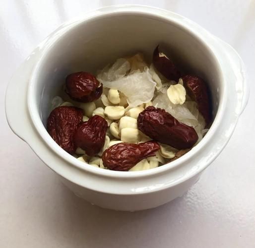 红枣银耳汤怎么做_银耳汤的功效与禁忌-第2张图片-山城妙识 红枣银耳汤怎么做_银耳汤的功效与禁忌-第2张图片-山城妙识