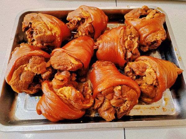 卤猪肘子怎么做才好吃_卤猪肘子最正宗的做法窍门-第1张图片-山城妙识