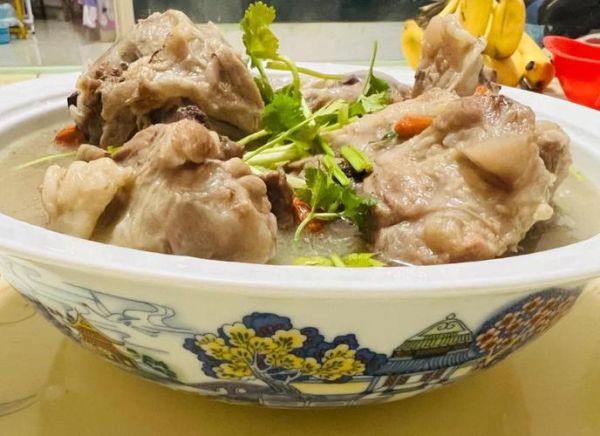 大骨头棒子汤怎么炖才白_大骨头棒子汤的做法大全-第3张图片-山城妙识