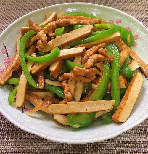 青椒炒白干怎么做_青椒炒白干需要焯水吗-第1张图片-山城妙识