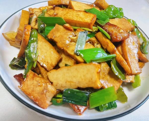 青椒炒白干怎么做_青椒炒白干需要焯水吗-第2张图片-山城妙识