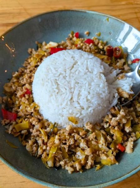 腌菜炒肉盖饭怎么做_腌菜炒肉盖饭热量高吗-第2张图片-山城妙识