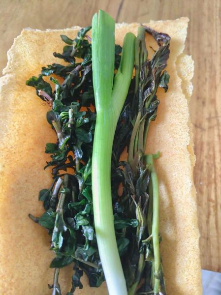 煎饼卷大葱怎么做_正宗山东吃法-第1张图片-山城妙识