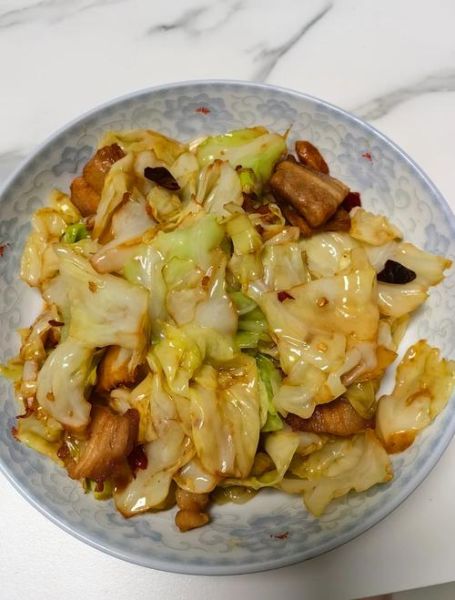 手撕包菜炒五花肉怎么做_手撕包菜炒五花肉的家常做法-第1张图片-山城妙识