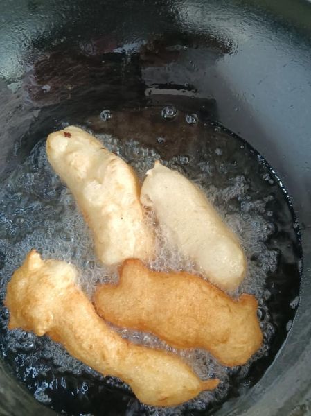 油条的家常做法_怎样炸出又松又软的油条-第1张图片-山城妙识 油条的家常做法_怎样炸出又松又软的油条-第1张图片-山城妙识