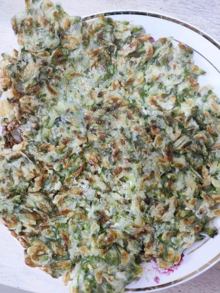 烙槐花饼的做法_槐花饼怎么和面不硬-第3张图片-山城妙识