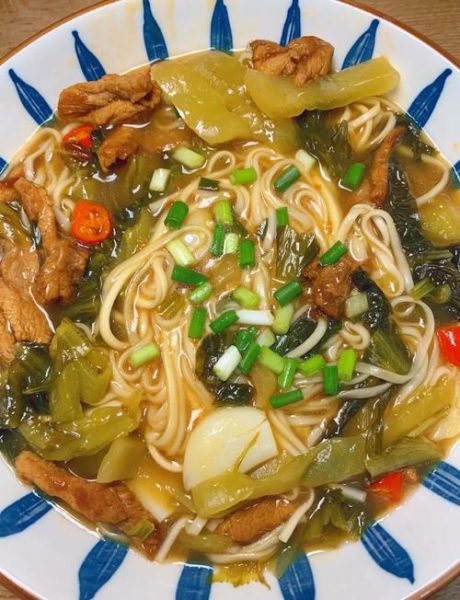 酸菜肉丝面怎么做_酸菜肉丝面热量高吗-第1张图片-山城妙识