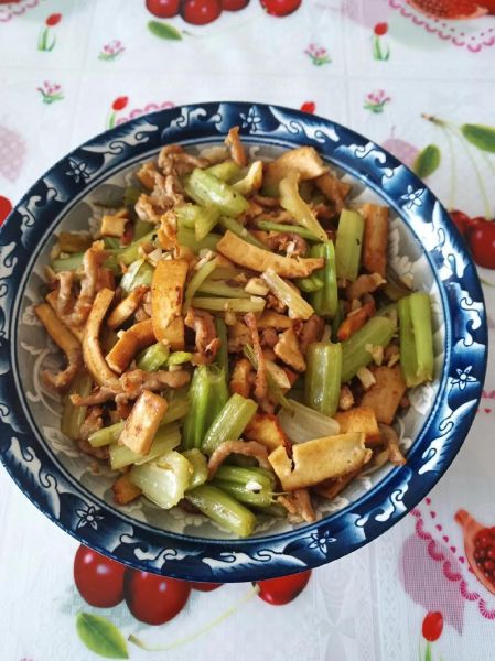 芹菜肉丝炒香干怎么炒好吃_芹菜炒香干用焯水吗-第2张图片-山城妙识 芹菜肉丝炒香干怎么炒好吃_芹菜炒香干用焯水吗-第2张图片-山城妙识