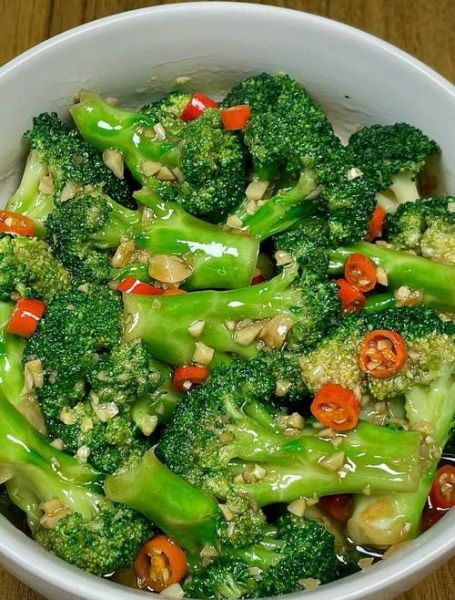 蒜蓉西兰花怎么做才翠绿入味_焯水时间到底多久-第1张图片-山城妙识