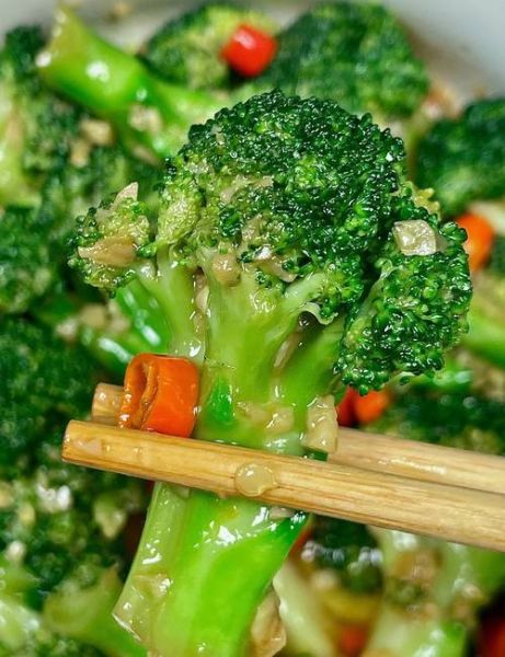 蒜蓉西兰花怎么做才翠绿入味_焯水时间到底多久-第3张图片-山城妙识