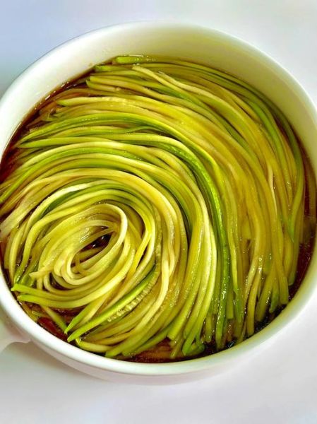 凉拌西葫芦丝怎么做_西葫芦丝要不要焯水-第2张图片-山城妙识