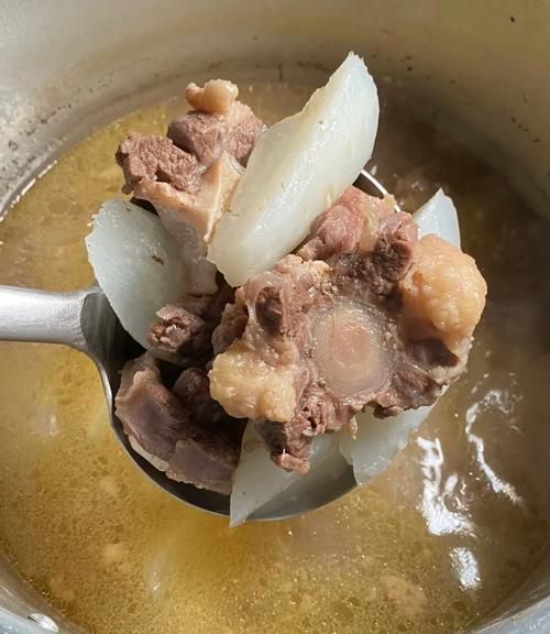 炖牛尾汤放什么材料好_牛尾汤怎么炖才香浓-第1张图片-山城妙识 炖牛尾汤放什么材料好_牛尾汤怎么炖才香浓-第1张图片-山城妙识