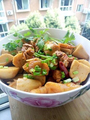 芋儿烧鸡怎么做才入味_川味窍门有哪些-第2张图片-山城妙识 芋儿烧鸡怎么做才入味_川味窍门有哪些-第2张图片-山城妙识