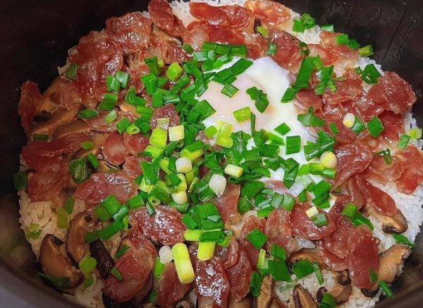 电饭煲广式煲仔饭怎么做_广式腊肠煲仔饭用电饭煲做法-第3张图片-山城妙识
