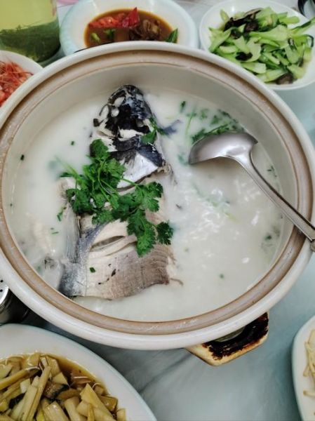 炖鱼头汤放什么最好喝_鱼头汤怎么炖才白-第1张图片-山城妙识 炖鱼头汤放什么最好喝_鱼头汤怎么炖才白-第1张图片-山城妙识