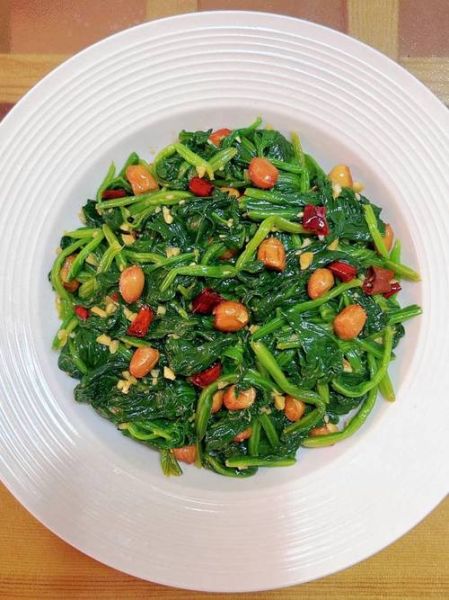 果仁菠菜麻酱怎么做_麻酱果仁菠菜热量高吗-第1张图片-山城妙识