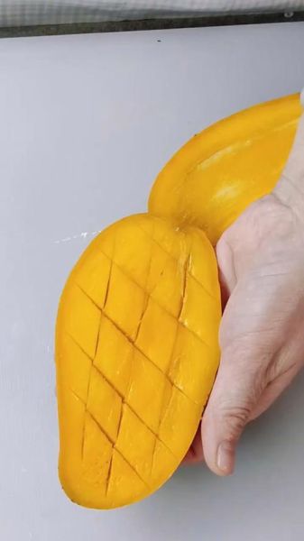 芒果怎么切好看又方便_芒果切法图解-第2张图片-山城妙识