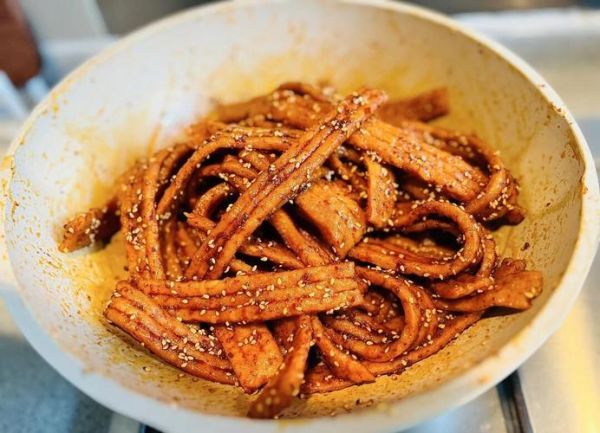 辣条怎么做_辣条配米饭家庭做法-第1张图片-山城妙识 辣条怎么做_辣条配米饭家庭做法-第1张图片-山城妙识