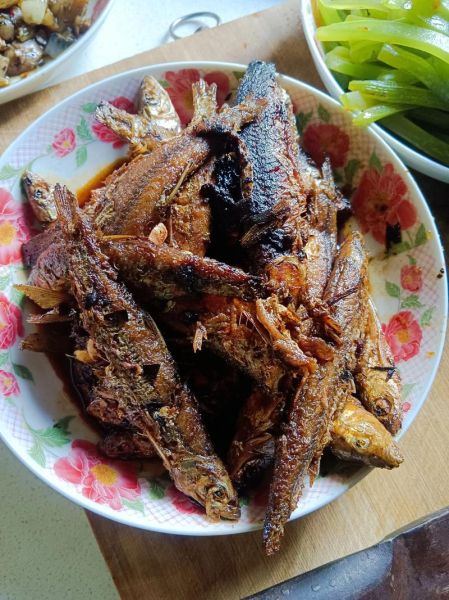 东北酱焖小河鱼怎么做_小河鱼去腥技巧-第2张图片-山城妙识