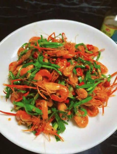 韭菜炒小河虾怎么炒才脆_小河虾要不要焯水-第1张图片-山城妙识