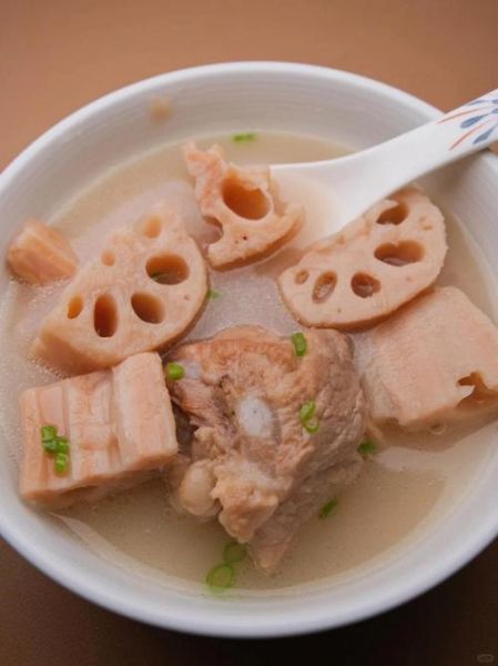 湖北莲藕排骨汤的做法窍门_如何让汤更白更鲜-第3张图片-山城妙识