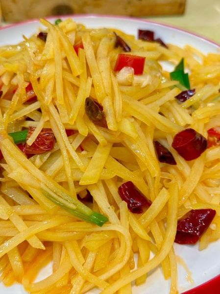 酸辣土豆丝怎么炒脆_土豆丝脆爽秘诀-第2张图片-山城妙识 酸辣土豆丝怎么炒脆_土豆丝脆爽秘诀-第2张图片-山城妙识