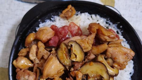 香菇鸡肉煲仔饭怎么做_香菇鸡肉煲仔饭用干香菇还是鲜香菇-第2张图片-山城妙识 香菇鸡肉煲仔饭怎么做_香菇鸡肉煲仔饭用干香菇还是鲜香菇-第2张图片-山城妙识