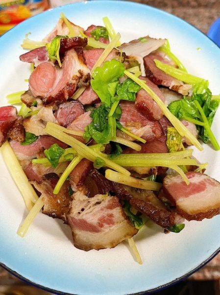 芹菜炒腊肉怎么做_腊肉炒芹菜要不要焯水-第1张图片-山城妙识 芹菜炒腊肉怎么做_腊肉炒芹菜要不要焯水-第1张图片-山城妙识