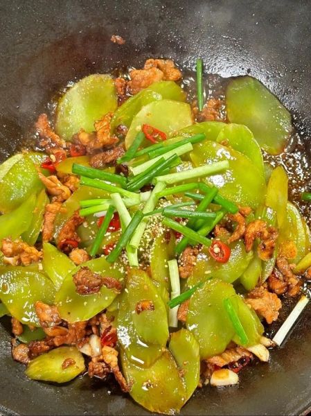 莴苣炒肉丝怎么做_莴苣炒肉丝需要焯水吗-第2张图片-山城妙识 莴苣炒肉丝怎么做_莴苣炒肉丝需要焯水吗-第2张图片-山城妙识