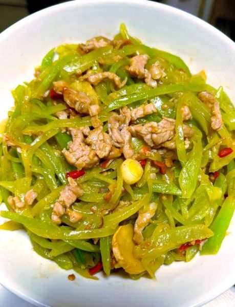 莴苣炒肉丝怎么做_莴苣炒肉丝需要焯水吗-第1张图片-山城妙识 莴苣炒肉丝怎么做_莴苣炒肉丝需要焯水吗-第1张图片-山城妙识