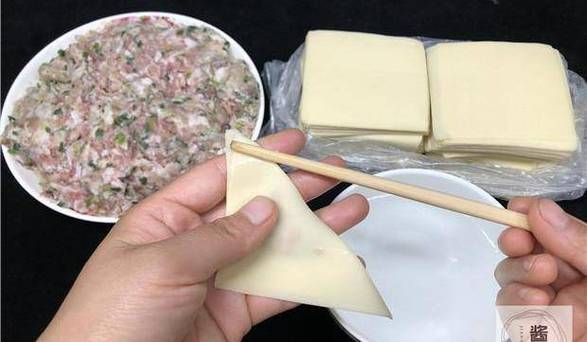 三角形馄饨皮包法_怎么捏才不破皮-第3张图片-山城妙识 三角形馄饨皮包法_怎么捏才不破皮-第3张图片-山城妙识